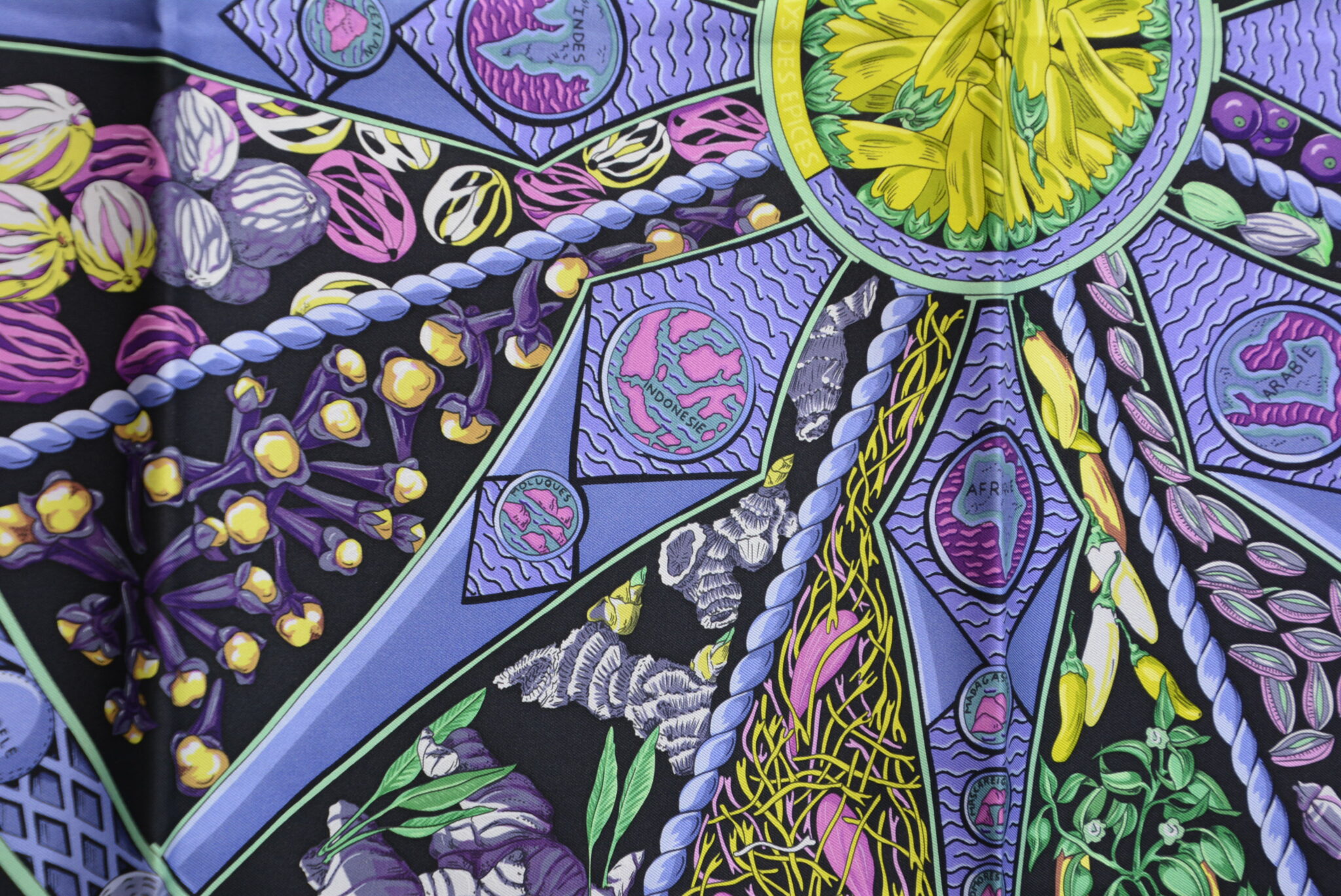 Foulard en soie Hermès Aux Pays des Épice | MCA Luxury Bags